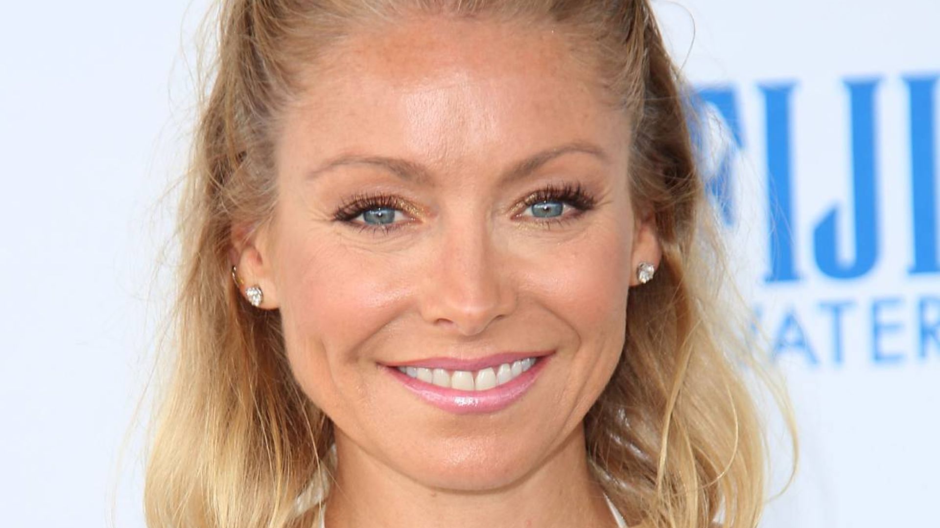Kelly Ripa wows in tiny hot pink dress showcasing slim physique as she ...
