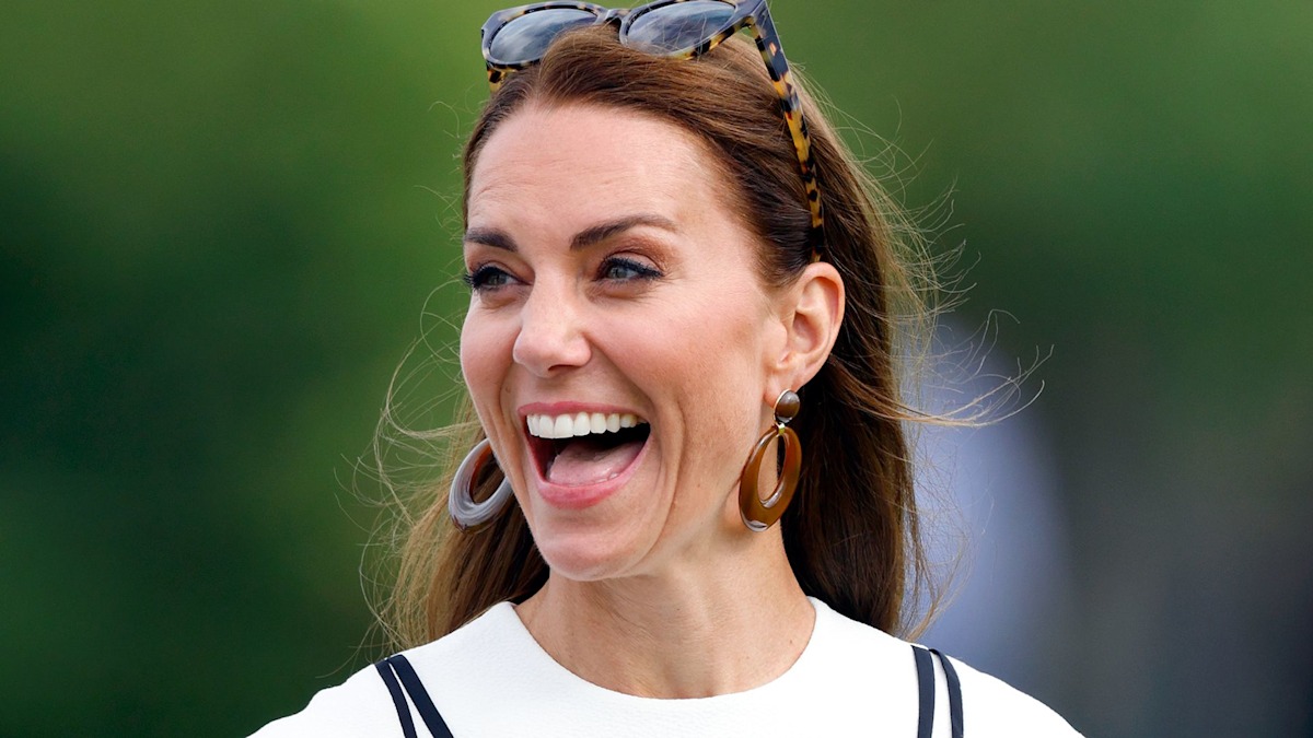 Kate Middleton goes unnoticed at music festival in off-the-shoulder top ...