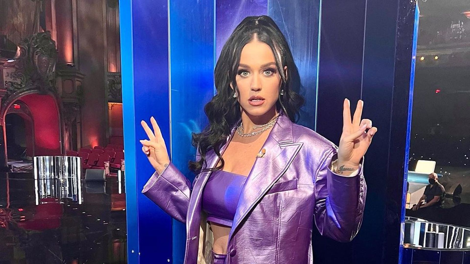 Katy Perry dazzles in midriff-baring ensemble on American Idol ...