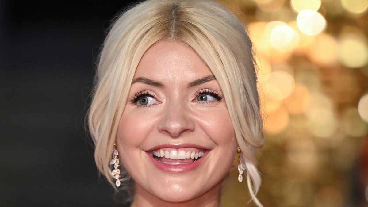 Holly Willoughby is the ultimate Bond girl in slinky silhouette ...
