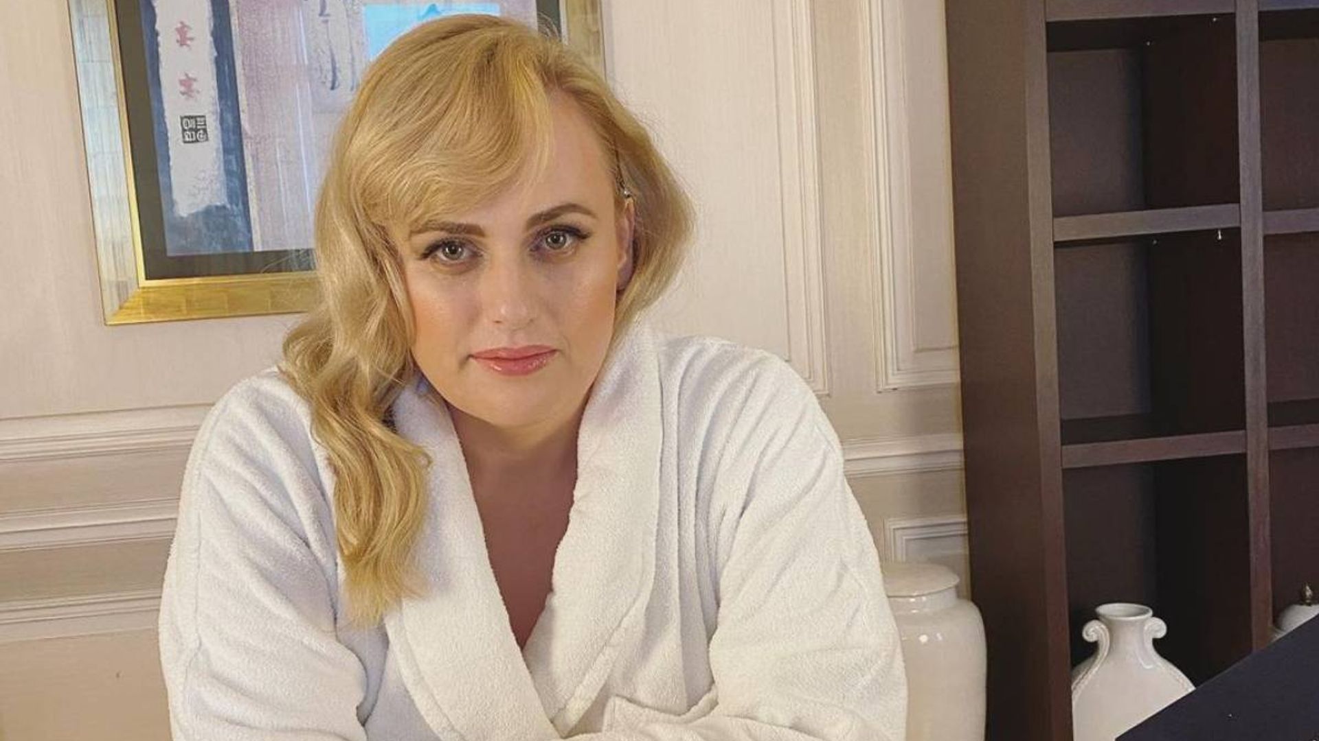 Rebel Wilson showcases weight loss in white skinny jeans as she poses ...