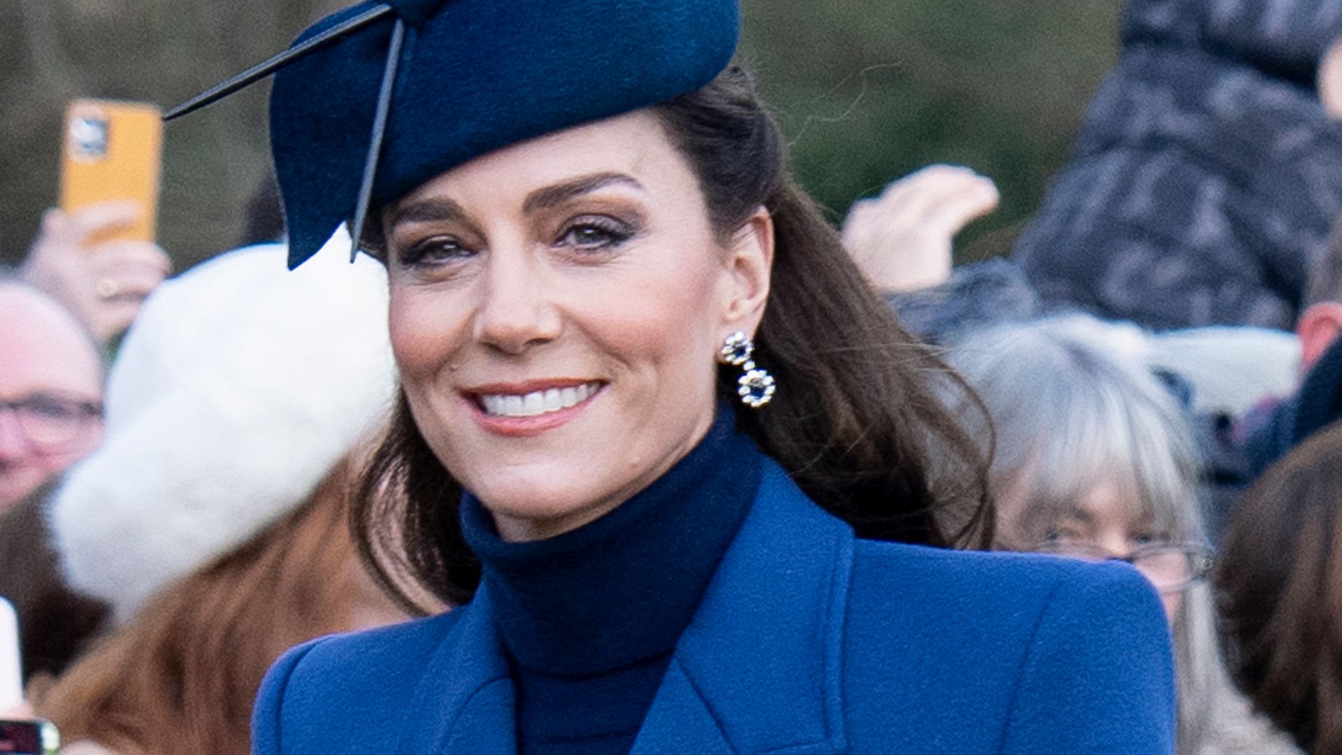 Kate Middleton dazzles in ‘royal blue’ at Sandringham's 2023 Christmas ...
