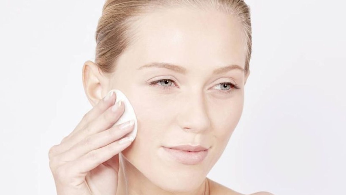 Benefits of cleansing makeup properly | HELLO!