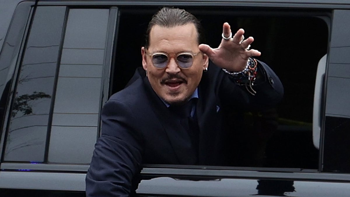 Johnny Depp receives standing ovation as he performs at the Royal ...