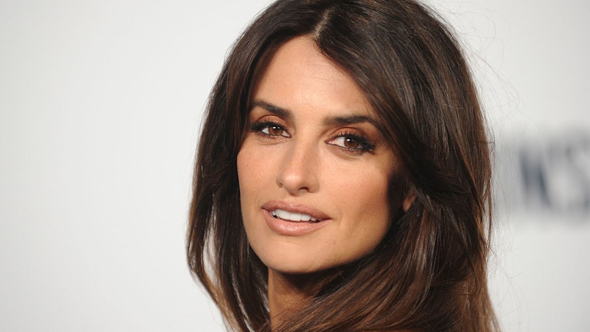 Penelope Cruz sets the internet ablaze wearing nothing but tiny shorts ...
