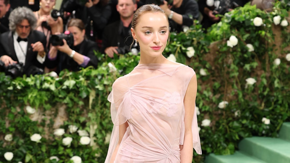 Phoebe Dynevor is a denim dream in high-waisted mom jeans | HELLO!