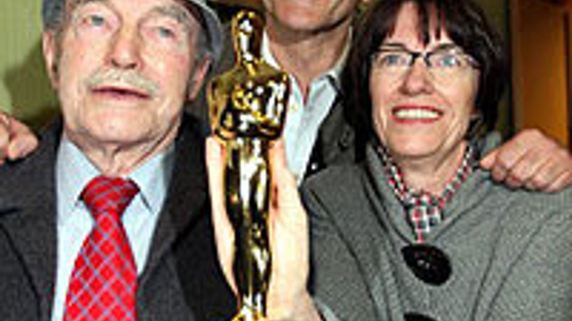 Danny Boyle shows off his Oscar down the local pub | HELLO!
