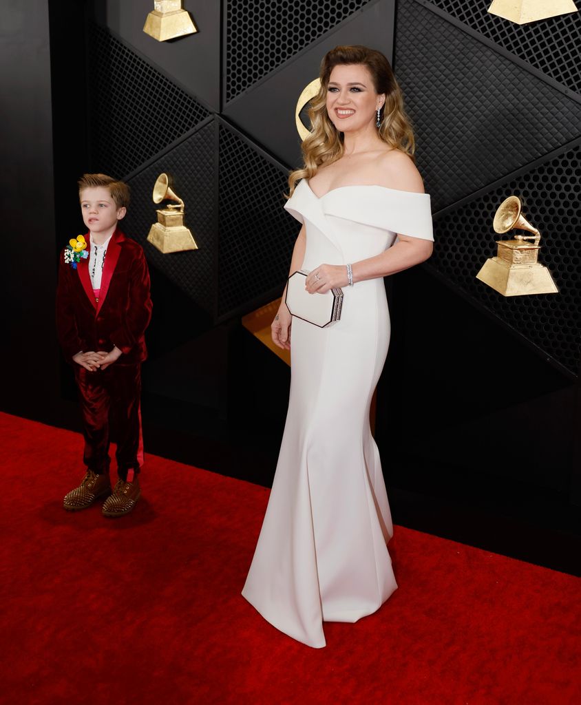 Kelly Clarkson looks tiny in figure-hugging Grammys gown alongside ...