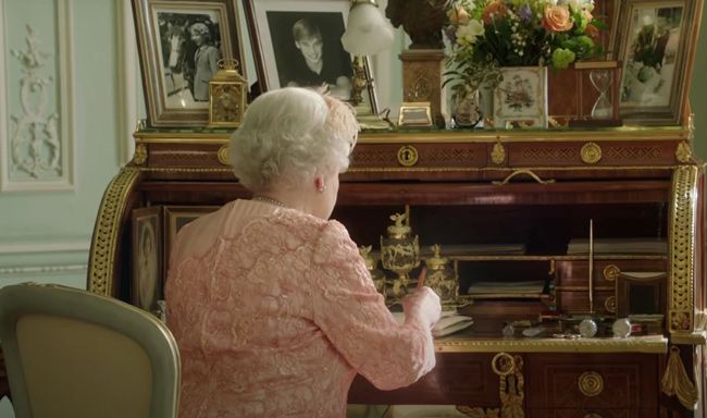 The Queen's mind-blowing desk has the James Bond seal of approval ...