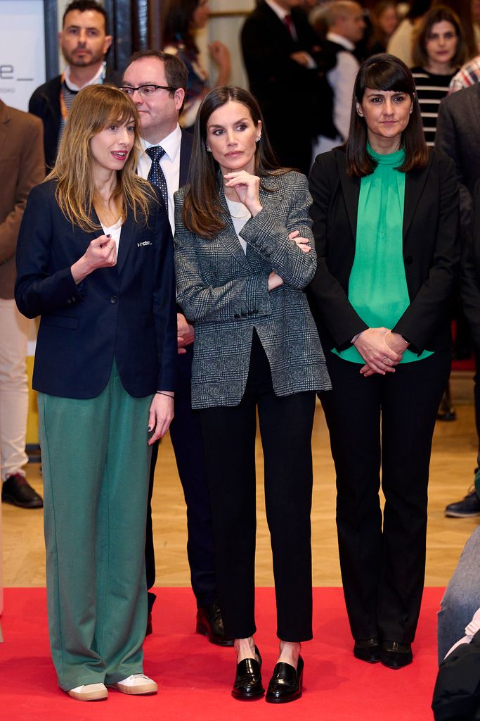 Queen Letizia looks just like Kate Middleton in stylish cinched blazer ...