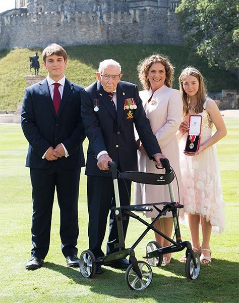 The Queen felt 'genuine loss' after death of Captain Sir Tom Moore ...