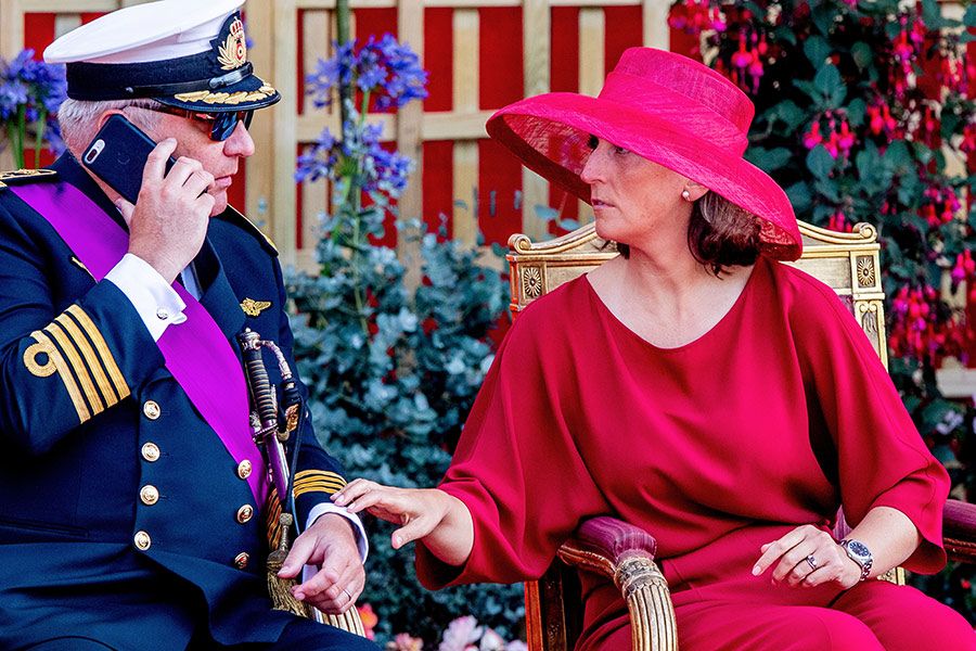 Royals caught on their phones in public - Kate Middleton, Prince ...