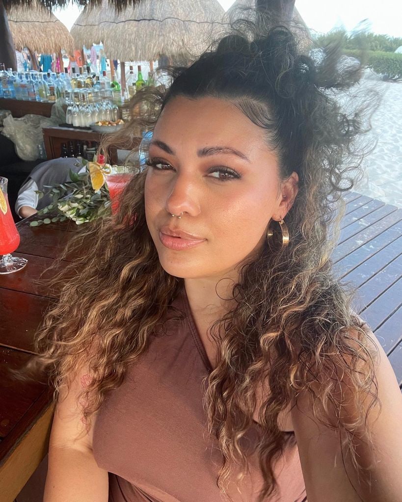 Sabrina Carpenter's lookalike sisters Shannon and Sarah are her clones ...