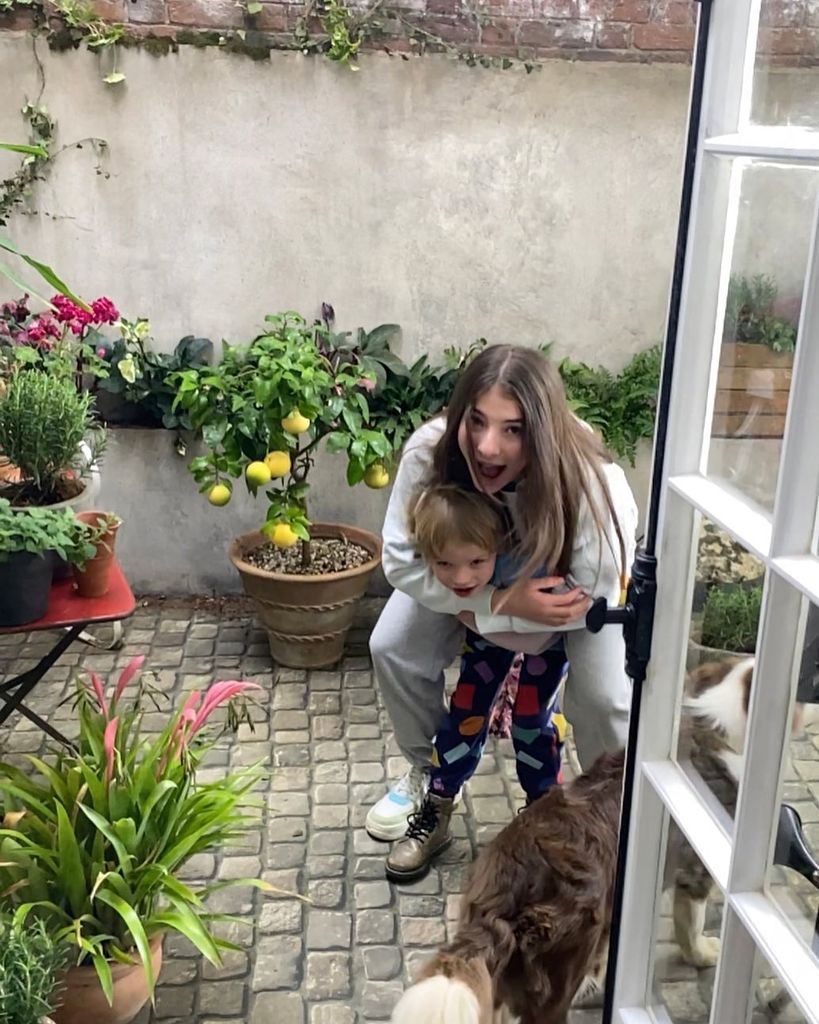 Jamie Oliver offers unseen peek at courtyard at sprawling £6m family ...