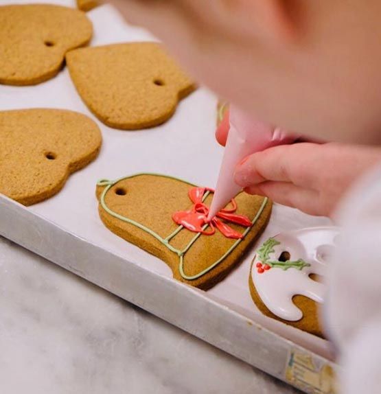 The Queen's gingerbread biscuits are the perfect Christmas gift - see ...