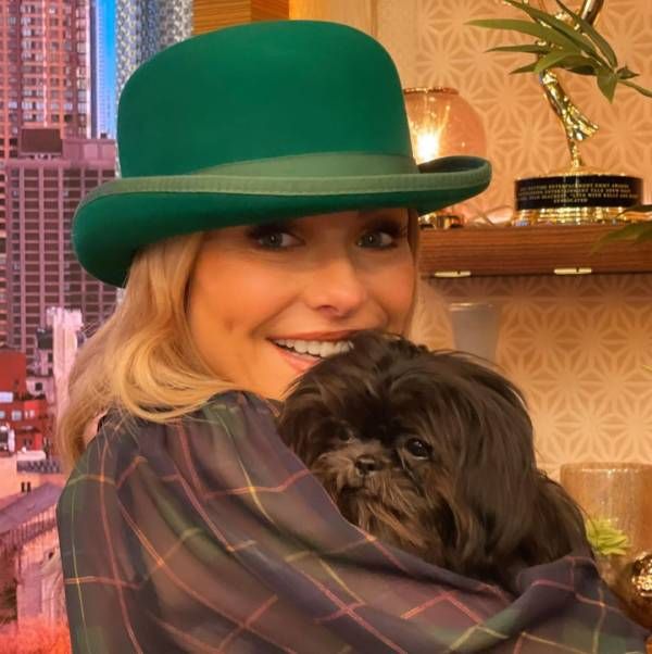 Kelly Ripa rings in St. Patrick's Day in the prettiest plaid green ...