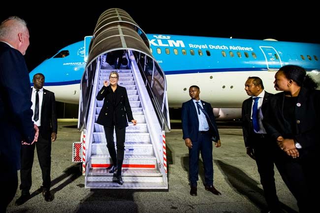 Queen leaves plane wearing unusual accessory and royal fans have ...