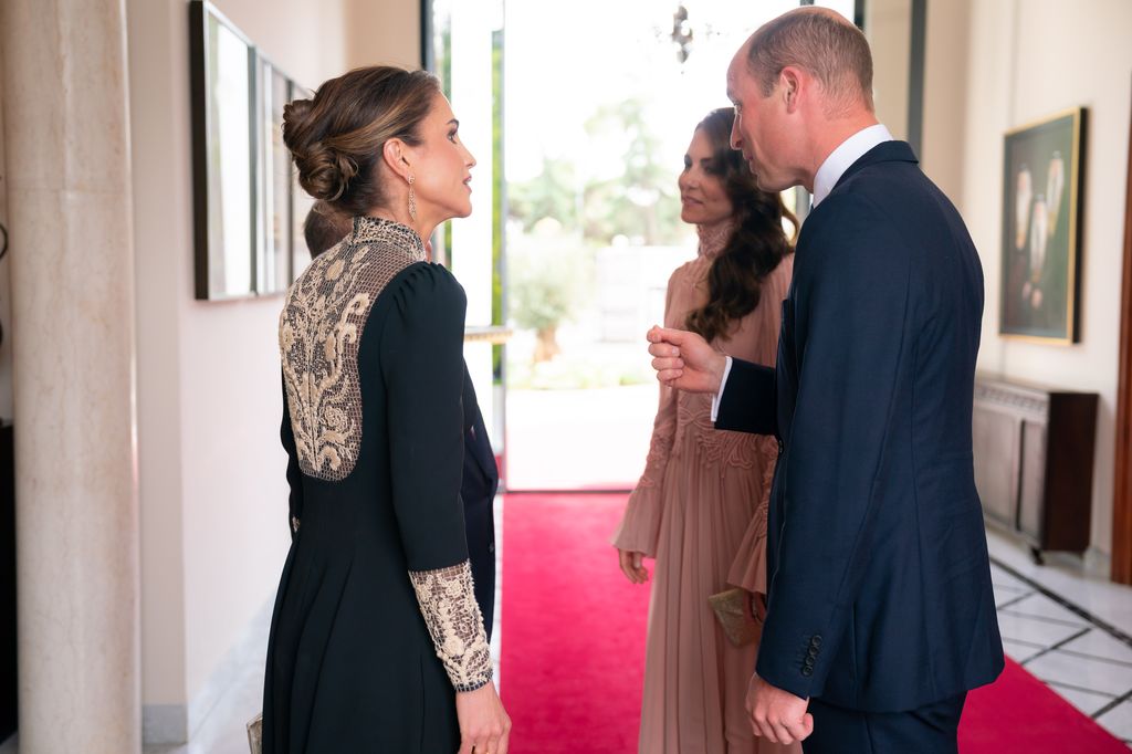 Kate Middleton curtsies to Queen Rania at Jordan royal wedding - video ...