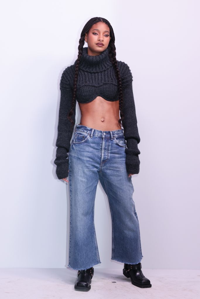 Willow Smith displays insanely toned abs in tiny sweater for edgy Paris ...