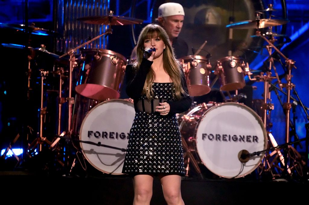 Kelly Clarkson is a vision in sparkly mini dress highlighting seriously ...