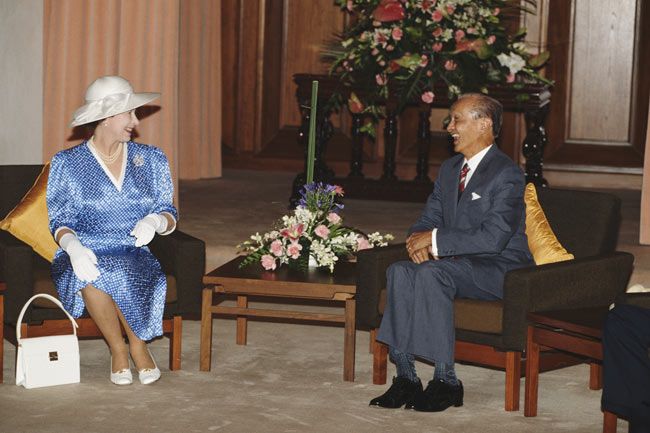 The Queen as a style icon: 8 of the monarch's most memorable outfits ...