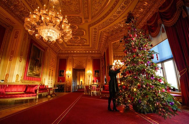Prince William & Kate Middleton's dazzling Christmas tree is taller ...