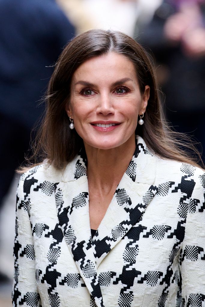 Queen Letizia looks just like Kate Middleton in stylish cinched blazer ...