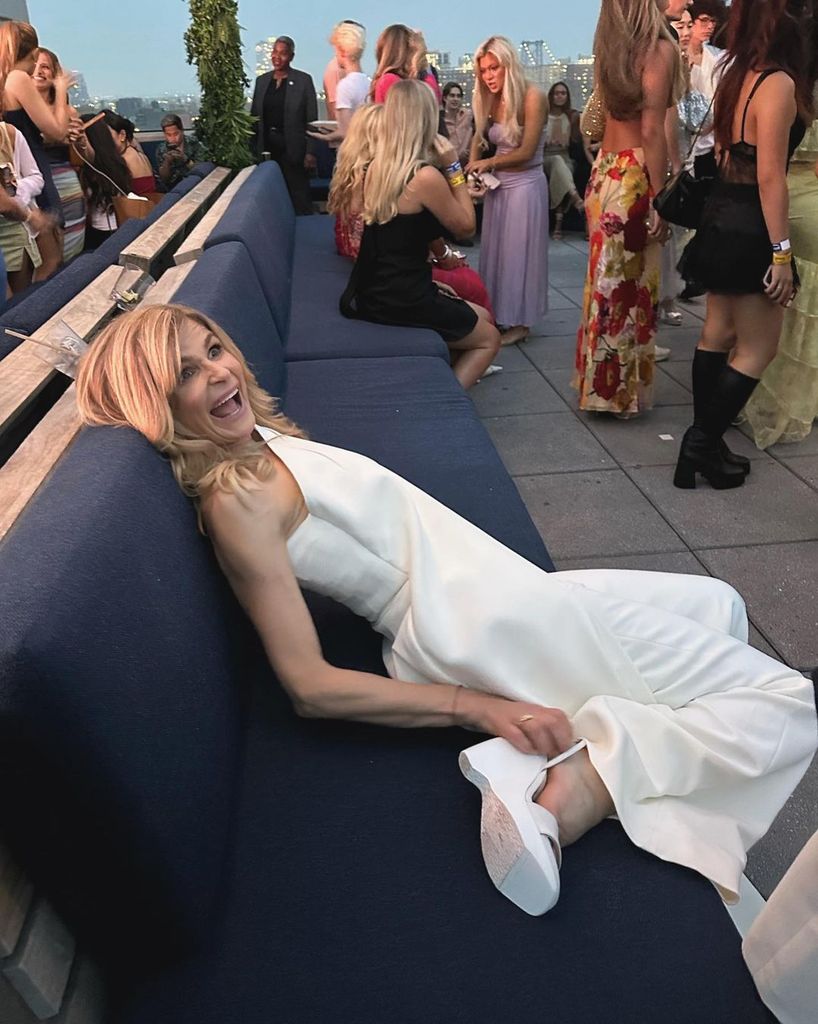 Kyra Sedgwick is almost unrecognizable in glam throwback that gets ...