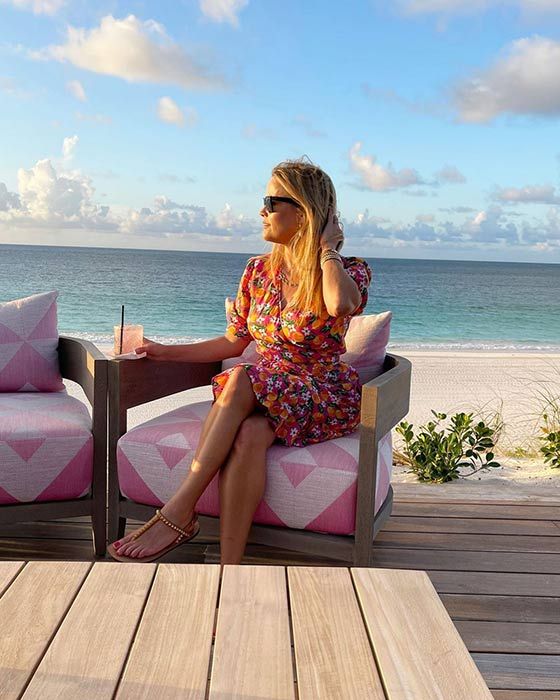 Reese Witherspoon stuns in dreamy beach photo on last day of vacation ...