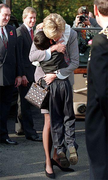 Royals give the best hugs to fans: Prince William hugging Lionesses ...