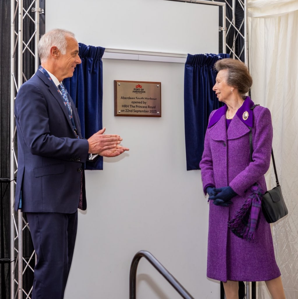 Princess Anne's unmissable bright coat and red lipstick light up ...