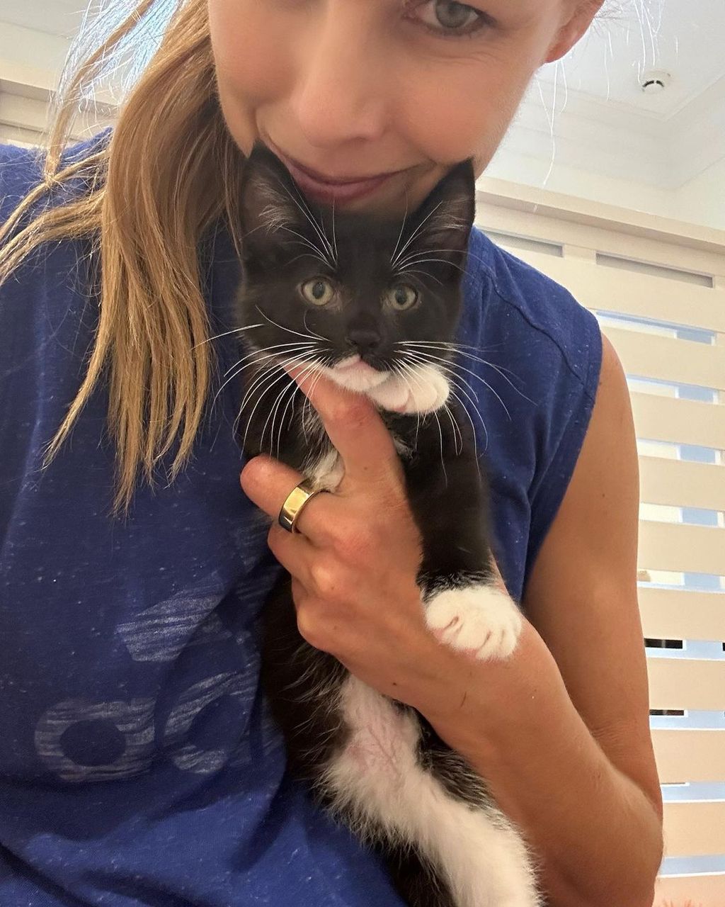 Howard Stern's wife, 50, shows off jaw-dropping physique in tiny bikini ...