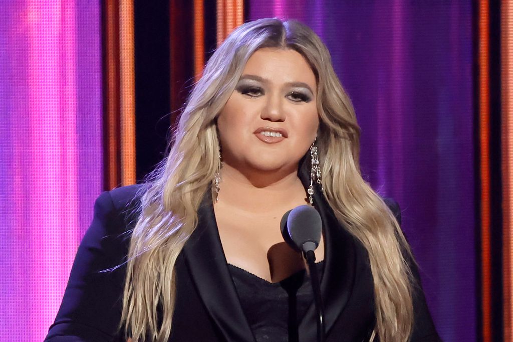 Kelly Clarkson's then-and-now photos leave fans saying the same thing ...