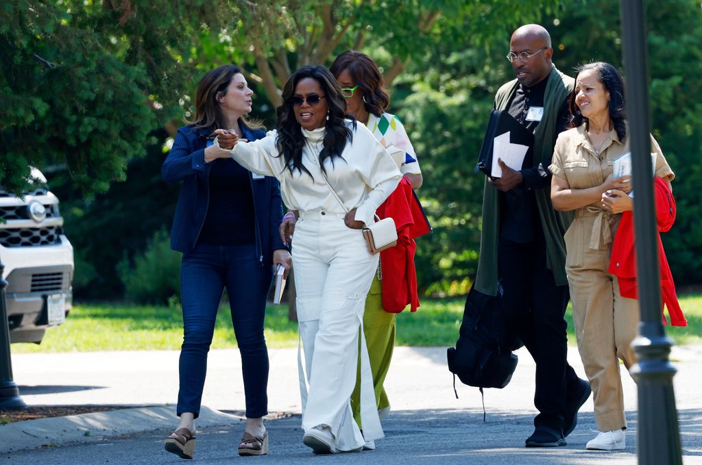 Oprah Winfrey, 70, showcases tiny waist in youthful new appearance ...