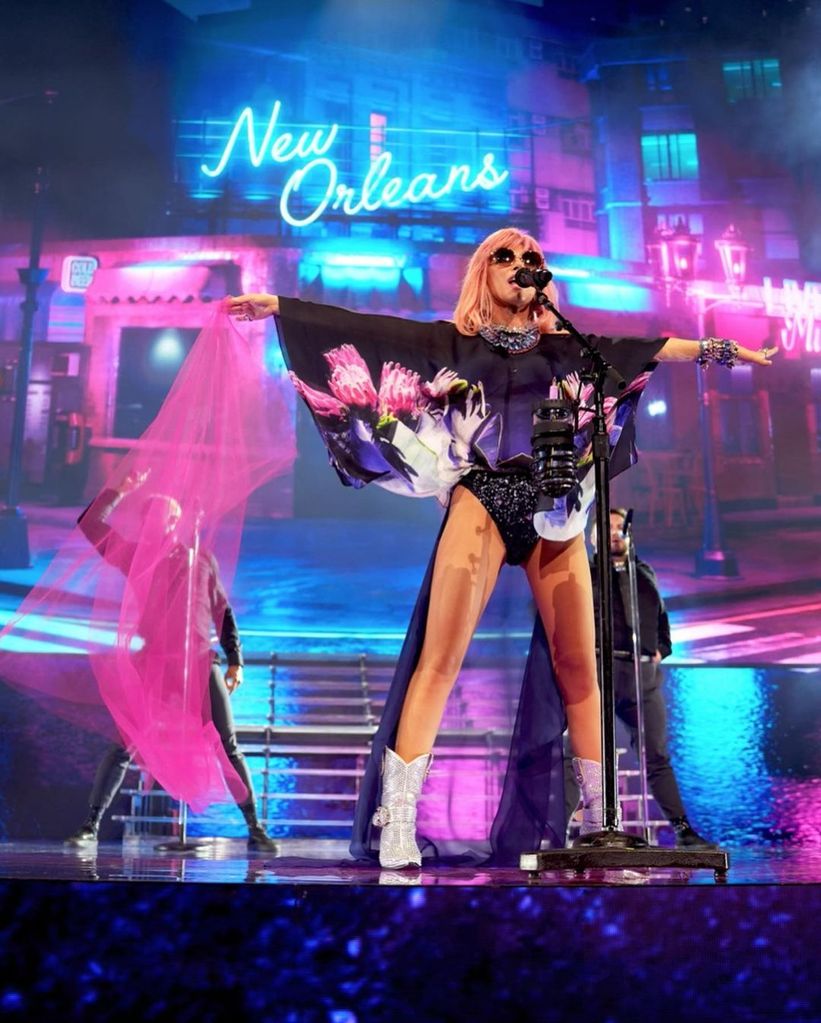 Shania Twain's wildest tour looks in photos: From ab-baring leopard ...