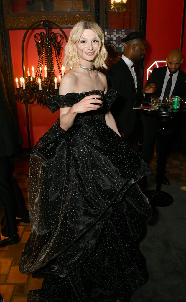 TikTok's Dylan Mulvaney debuts platinum hair transformation in ...