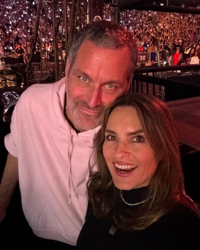 Mariska Hargitay and Blue Bloods star husband Peter Hermann cozy up in ...
