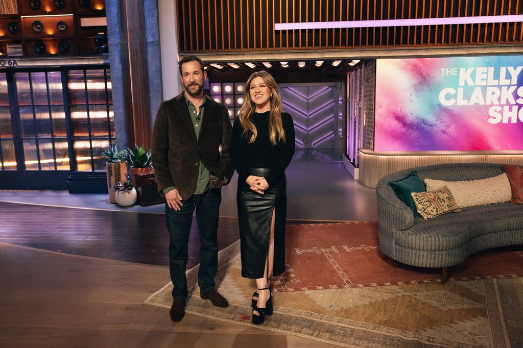 Kelly Clarkson rocks high-slit leather skirt in leggy new photo | HELLO!