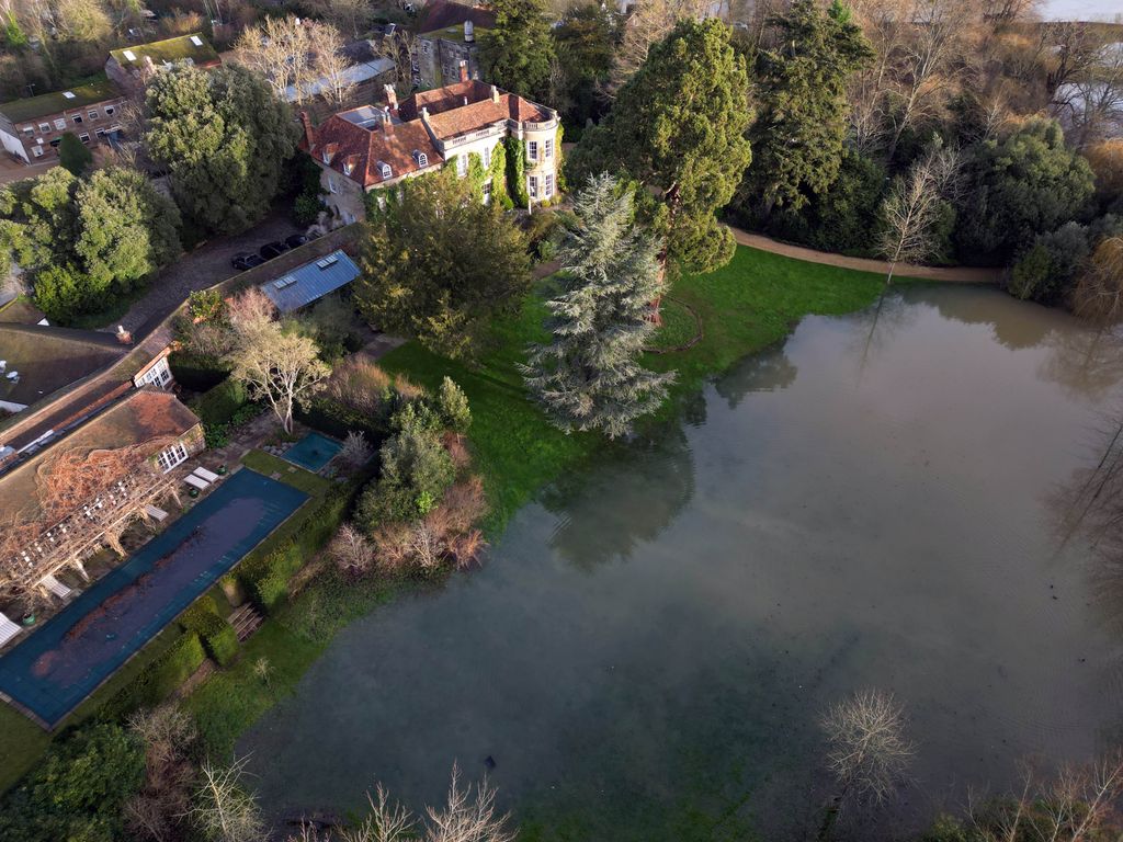 George Clooney's $18 million mansion he shares with Amal and twins is ...