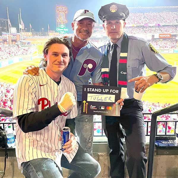 Tim McGraw's extremely rare photo with both brothers sparks emotional ...