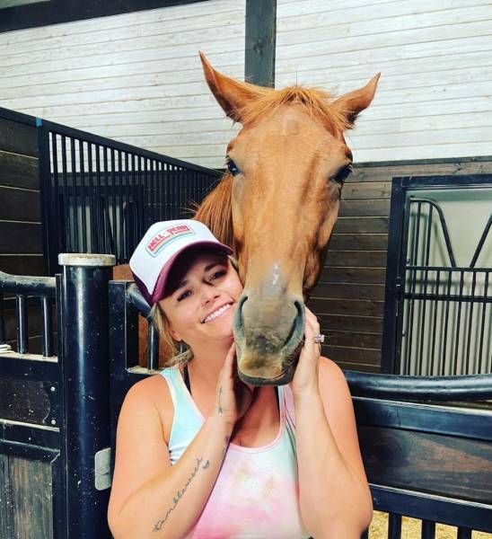 Miranda Lambert holds back tears as she announces new addition to her ...