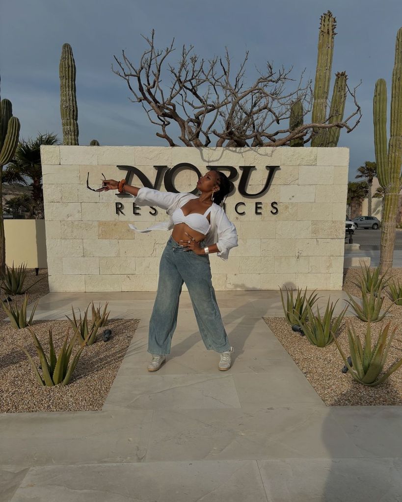 Jennifer Hudson showcases washboard abs in tiny white bikini in ...