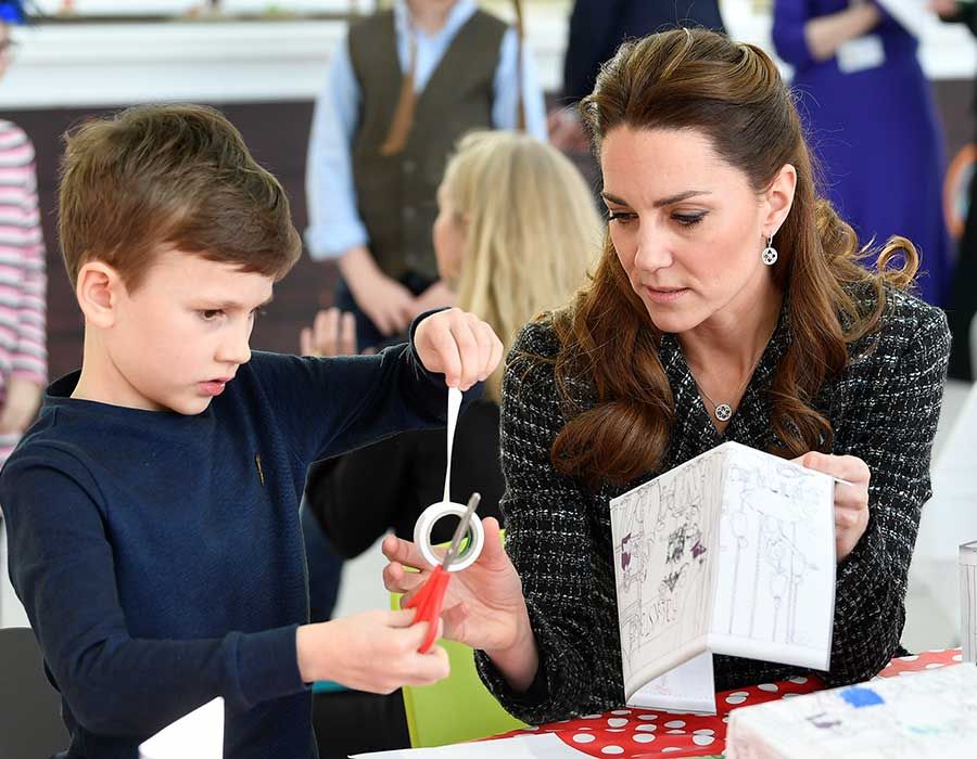 Kate Middleton gets arty with children in London hospital - best photos ...