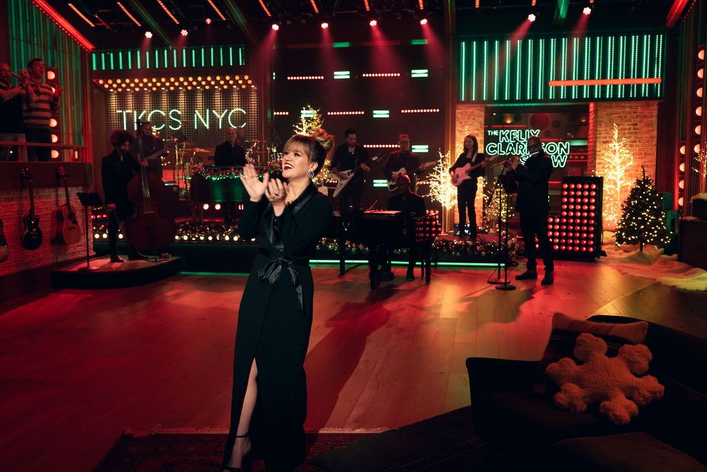 Kelly Clarkson wows in figure-hugging plunging dress that highlights ...