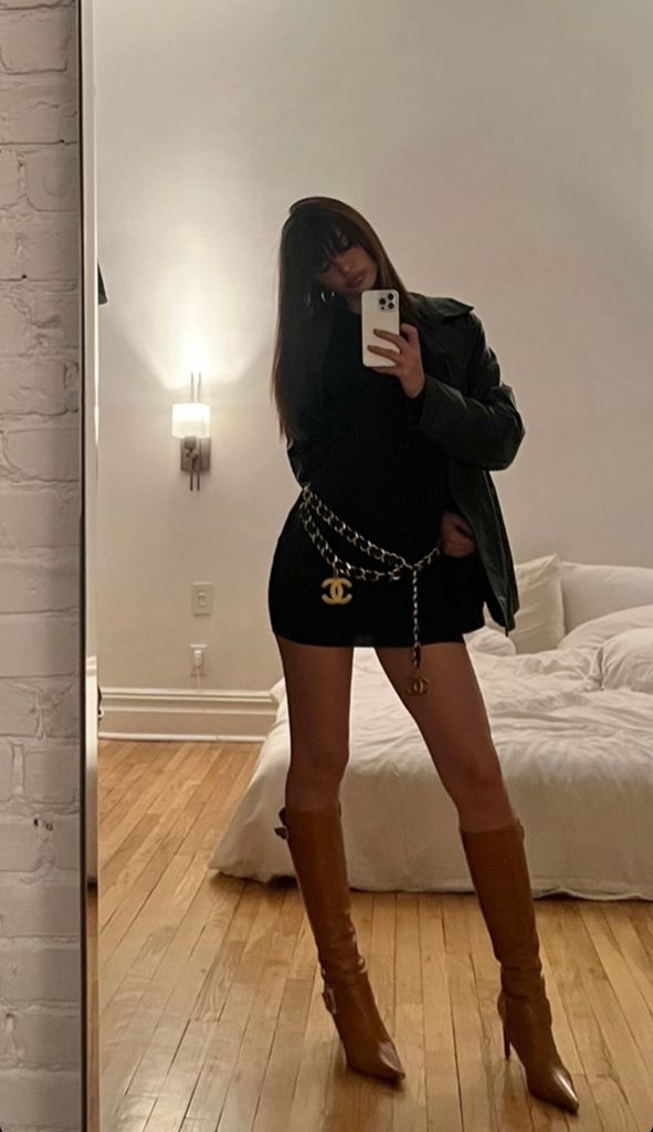 Emily Ratajkowski proves why a Chanel chain belt is the ultimate ...