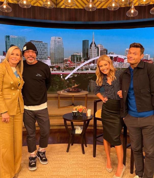 Kelly Ripa wows in a skintight leather skirt we want in our closets for ...