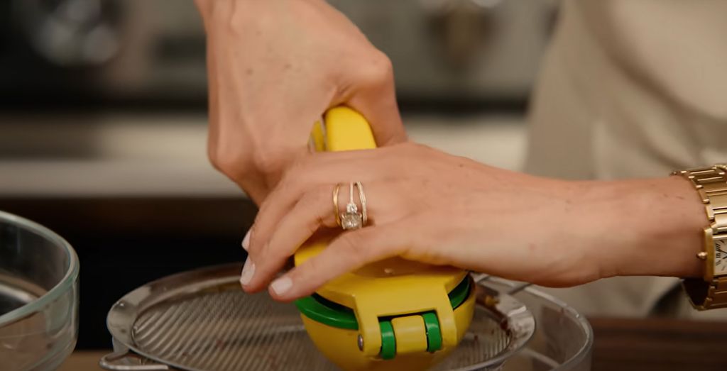 Meghan Markle subtly trades 'sleek' engagement ring from Prince Harry ...