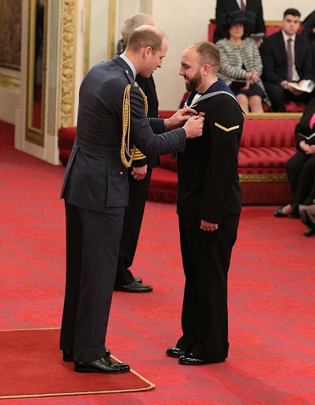 Surprise! Royal guest proposes to his girlfriend at Buckingham Palace ...