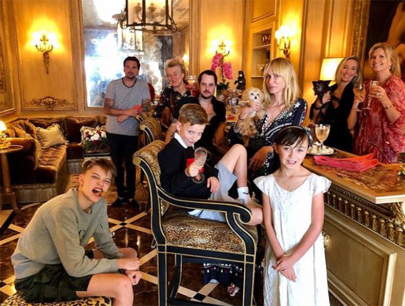 12 Celebrities with HUGE families: Kris Jenner, Gordon Ramsay, Angelina ...