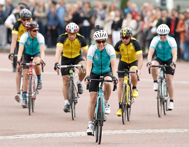 Royals enjoying a bike ride: Prince William, Kate Middleton, Prince ...